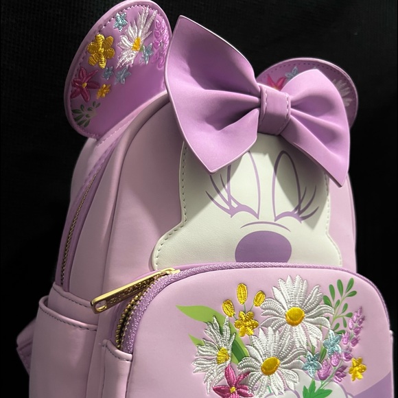 Loungefly | Bags | Loungefly Minnie Mousse Holding Flowers Backpack Nwt ...